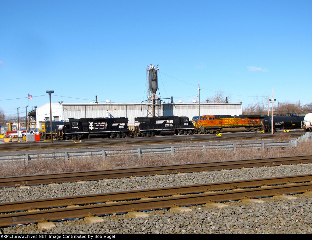 OLS NS 5286 and BNSF 4795